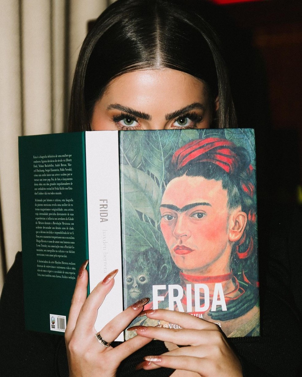 Jade Picon surge poderosa em vestido de R$ 7 mil