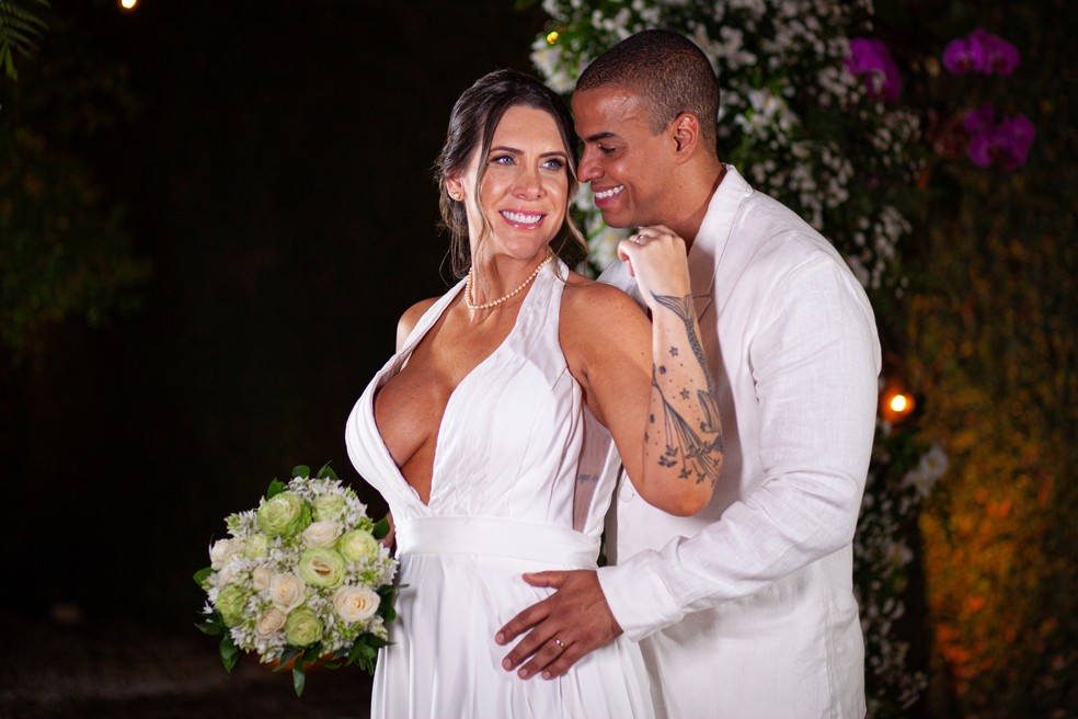 Thiago Oliveira e Bruna Matuti abrem álbum de casamento intimista no jardim de casa