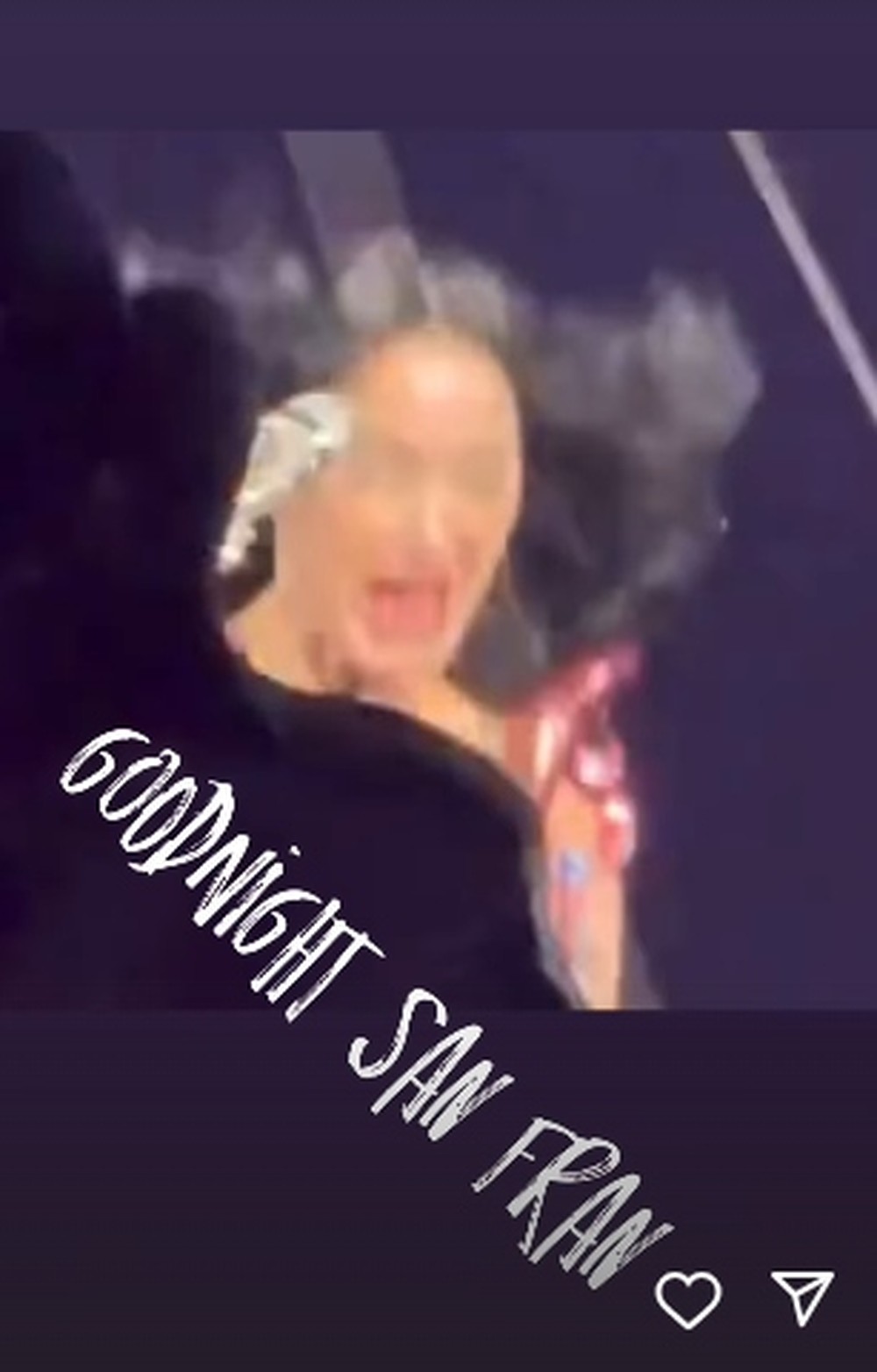 Katy Perry quase cai de borboleta gigante durante voo em show