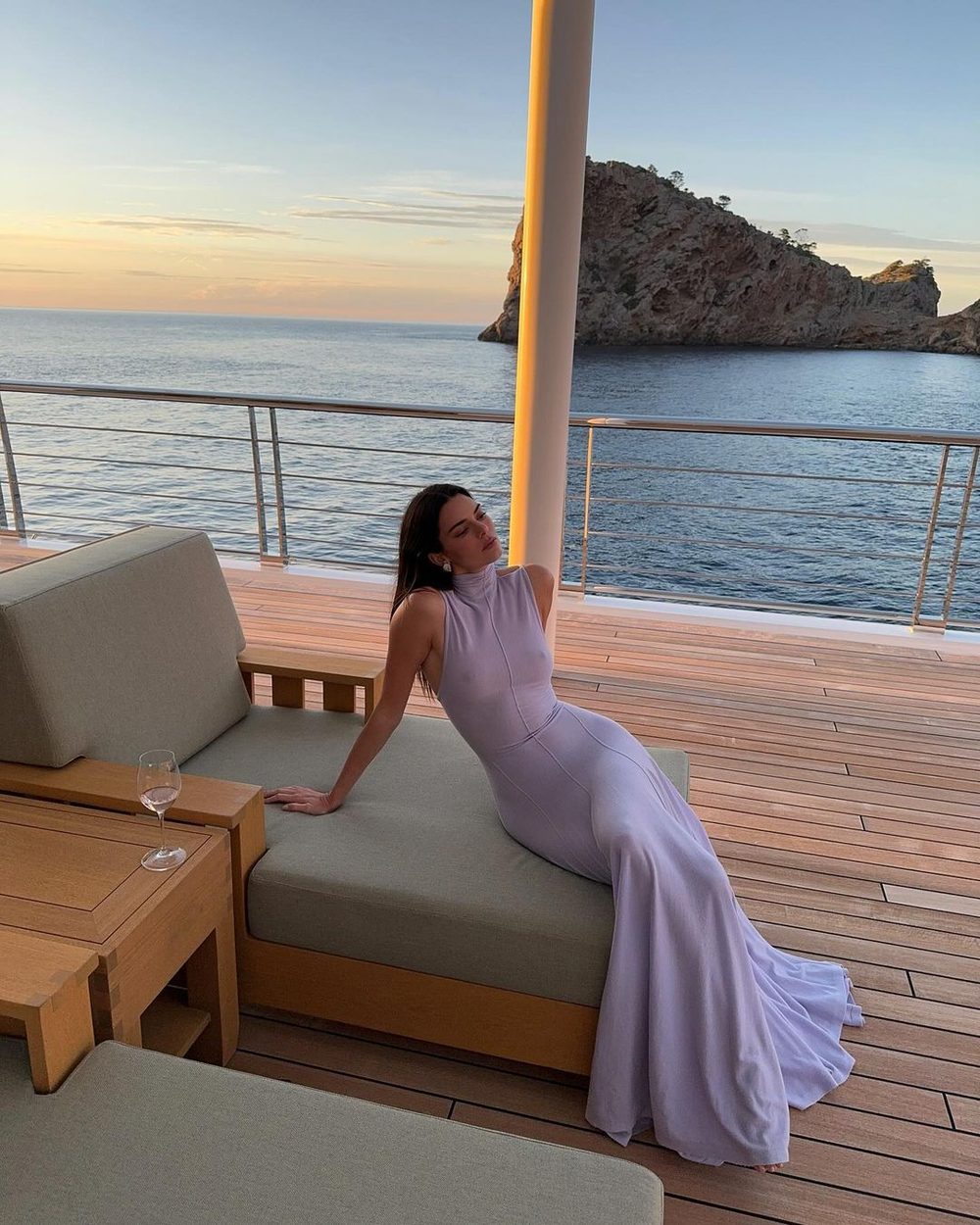 Kendall Jenner aposta em vestido com transparência e arranca elogios