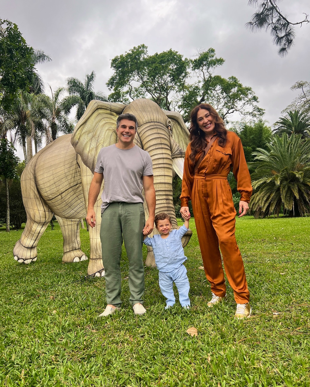 Claudia Raia mostra passeio em família ao lado do filho, Luca: 'Só amores'