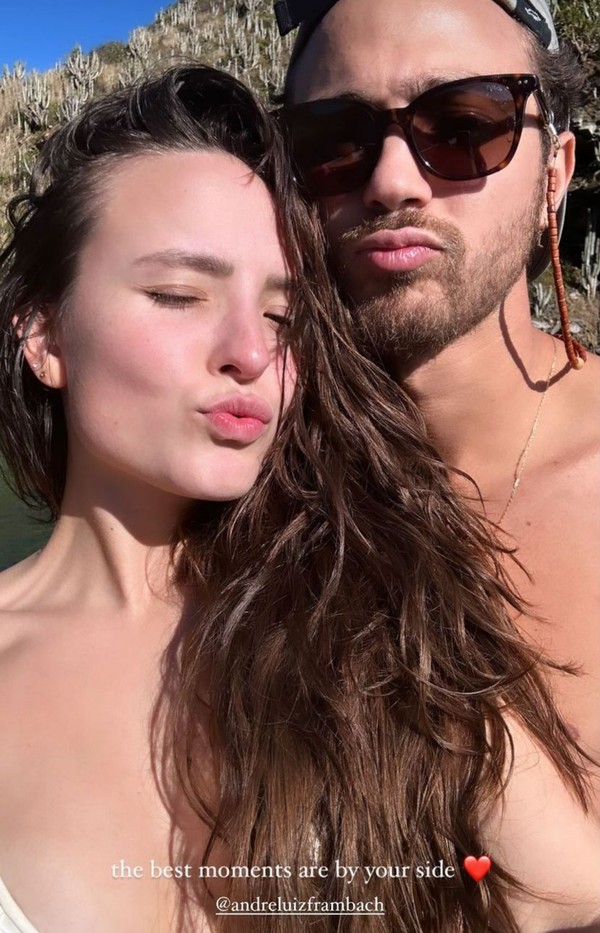 Após carta aberta dos pais, Larissa Manoela passa por cima de polêmica e curte viagem com noivo