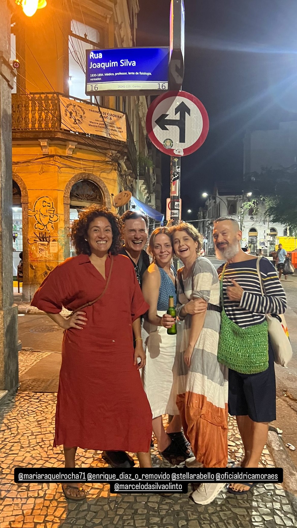 Feliz da vida, Malu Galli comemora 54 anos em boteco no Rio ao lado de amigos famosos
