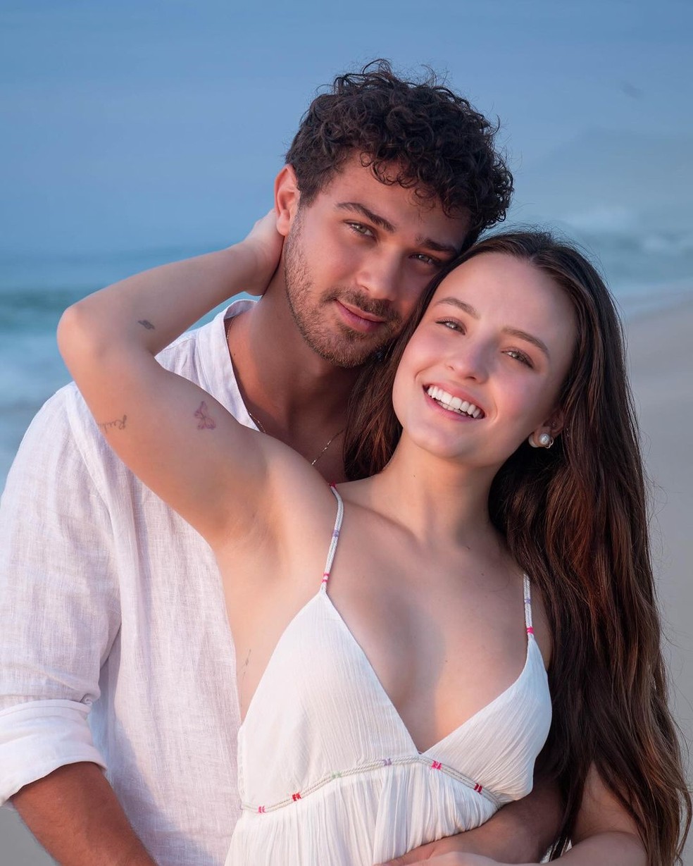 Larissa Manoela combina look com André Luiz Frambach em cliques na praia