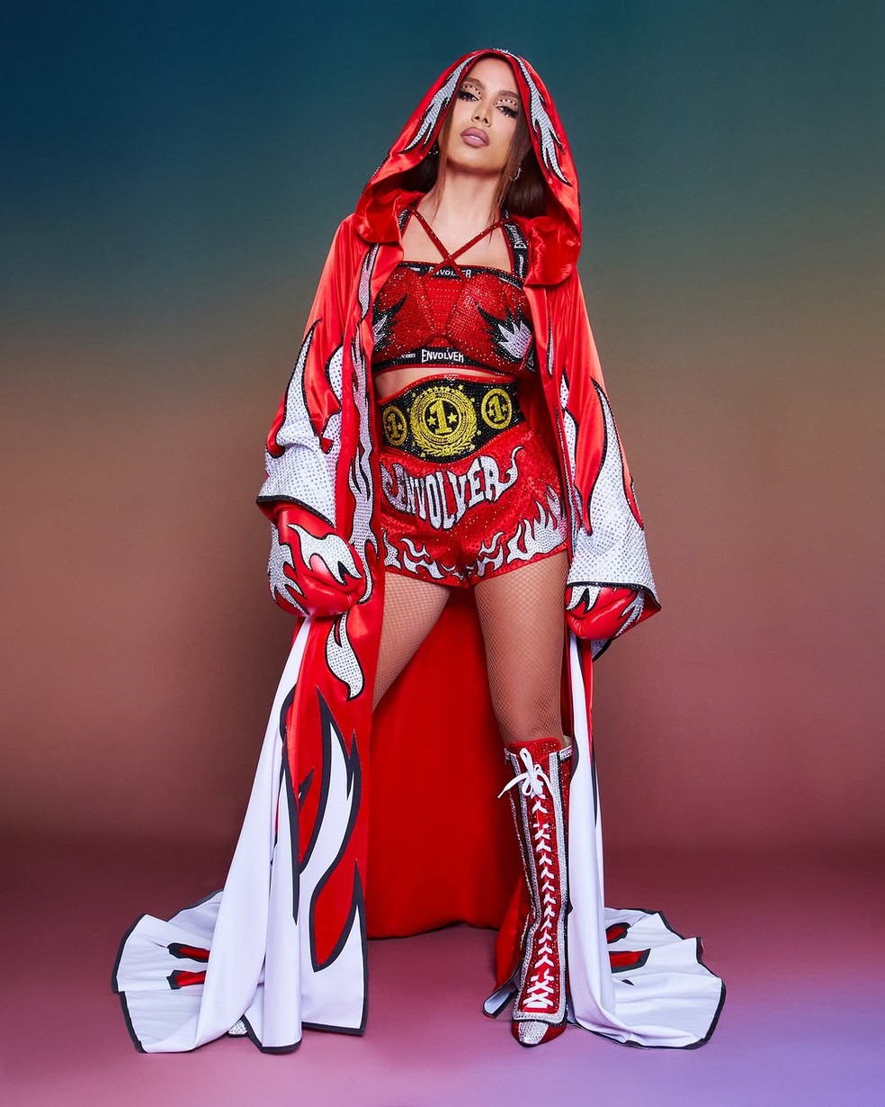 Look de Anitta para 'Ensaios' feito por marca nacional tem brilho e ...