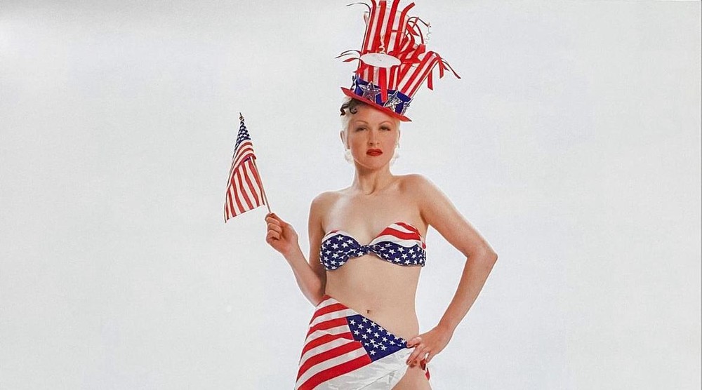 Cyndi Lauper celebra independência dos EUA e surpreende com biquíni: 'Maravilhosa'