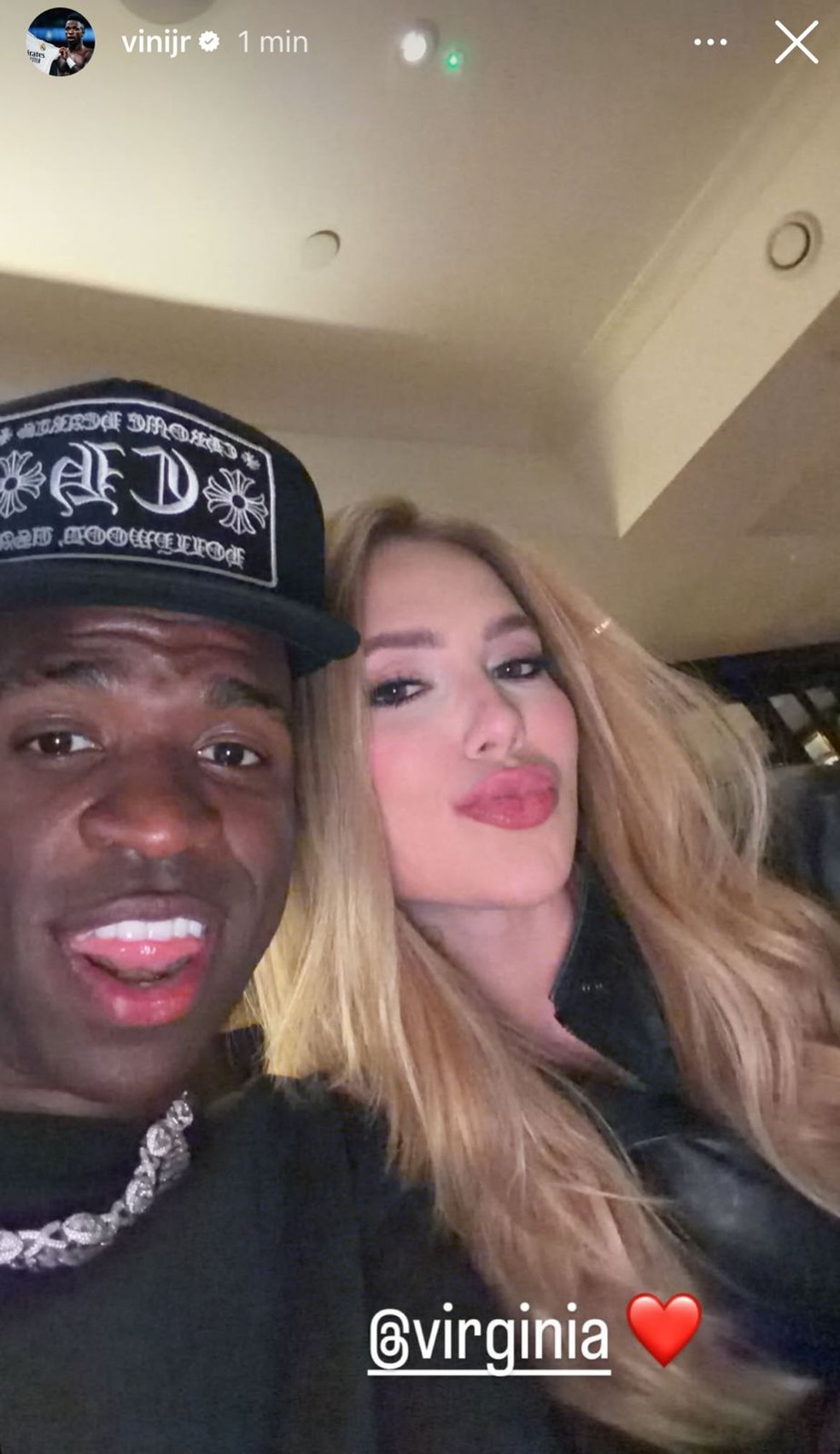 Virginia mostra a filha, Maria Alice, usando presente que ganhou de ...