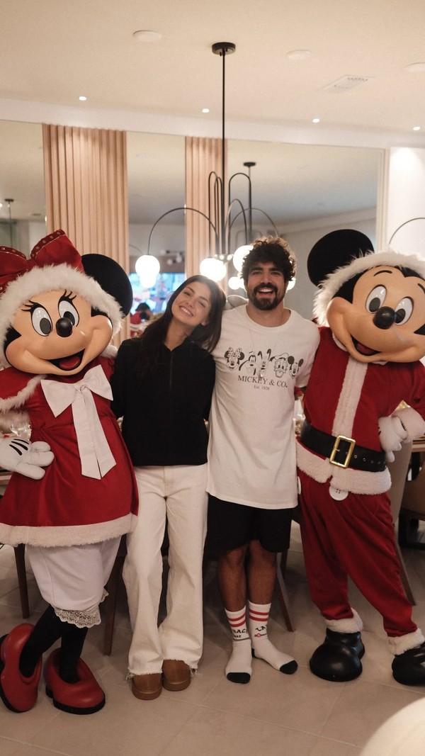 Vitória Bohn e Caio Castro voltam à infância com visita de Mickey e ...