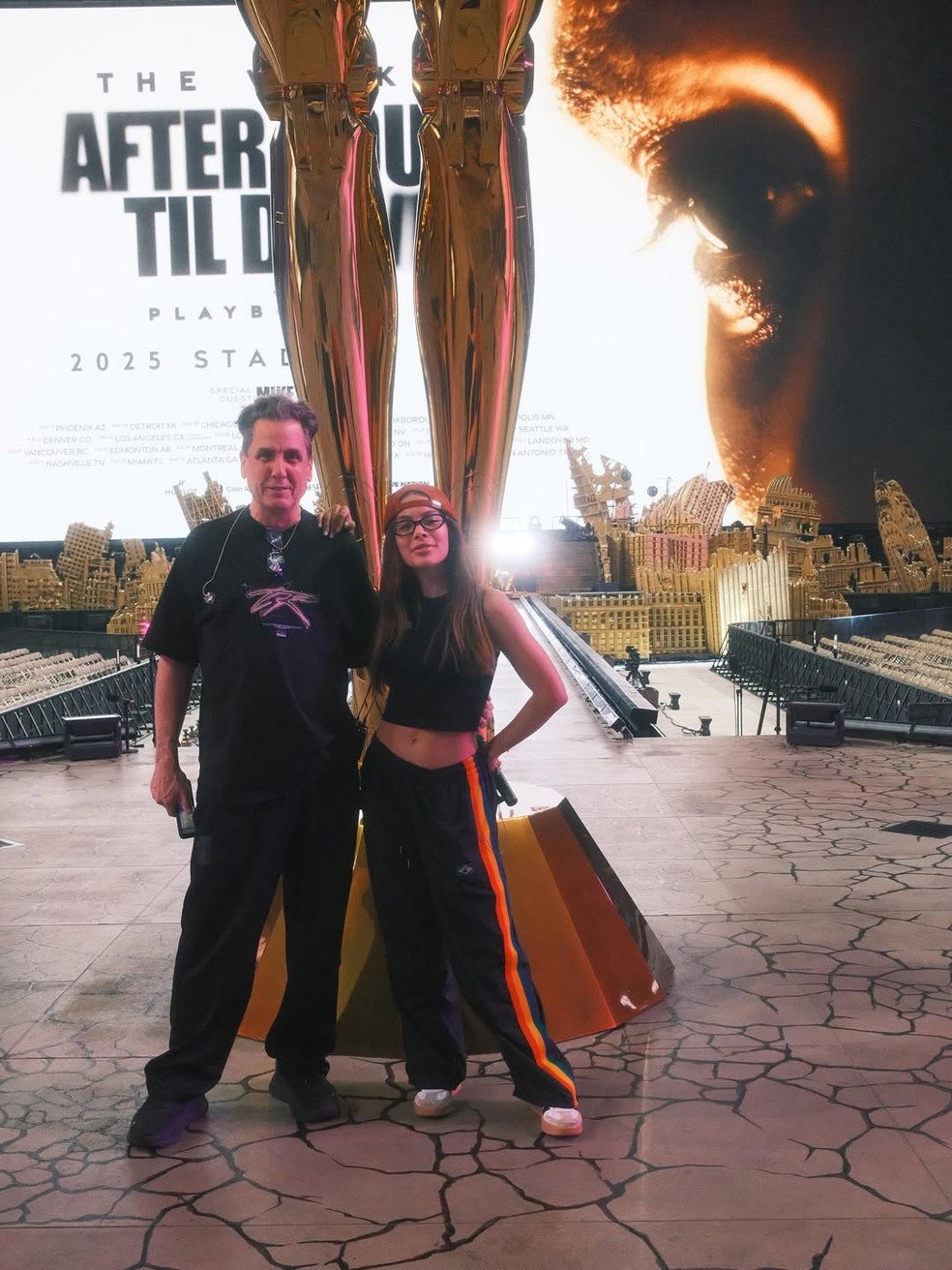 Anitta posa com look colado nos bastidores de show com The Weeknd