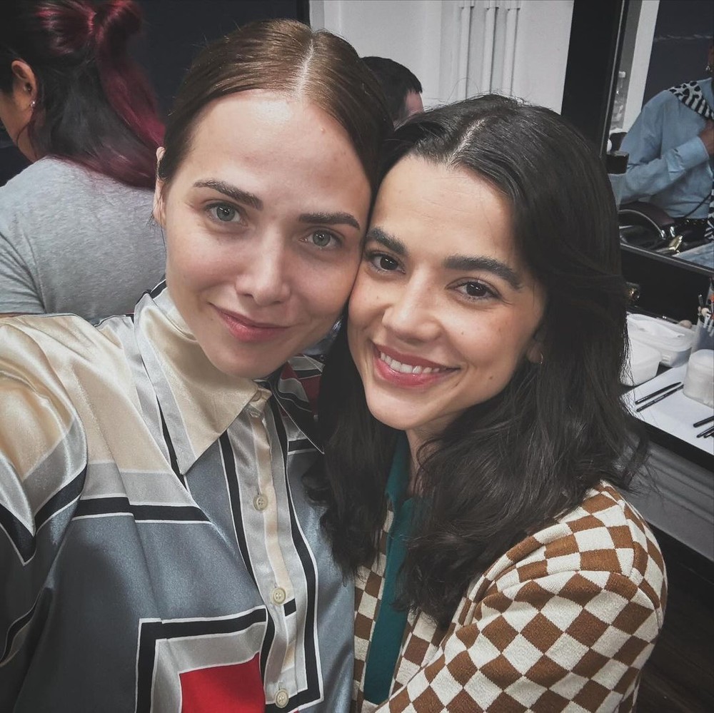 Letícia Colin posa com Manu Gavassi nos bastidores de novo projeto ...