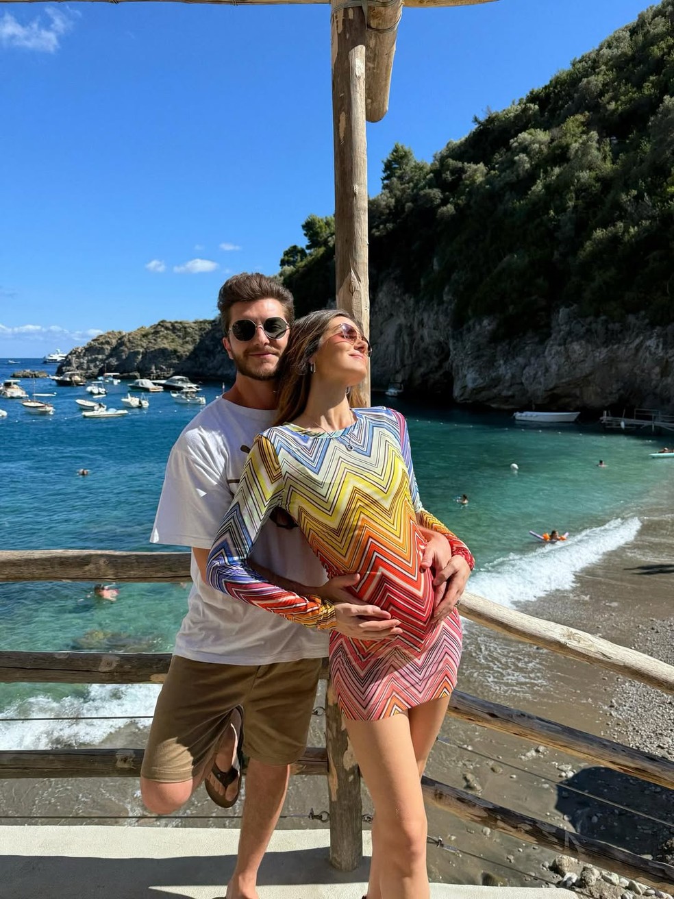 Camila Queiroz mostra evolução da barriga da 1ª gravidez em passeio de ...