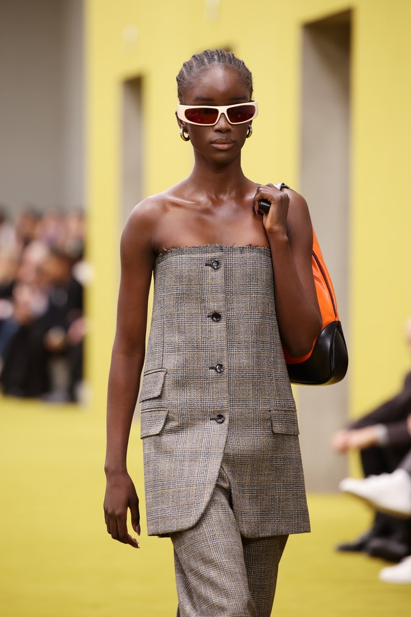 Gucci volta ao seu DNA sexy com muita transparência, alfaiataria e ...