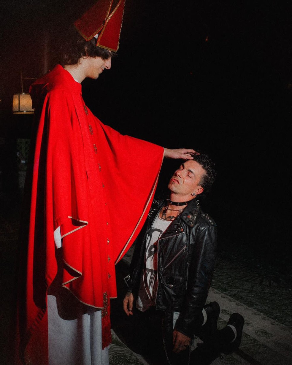 Isabeli Fontana publica fotos raras do filho com Henri Castelli ...