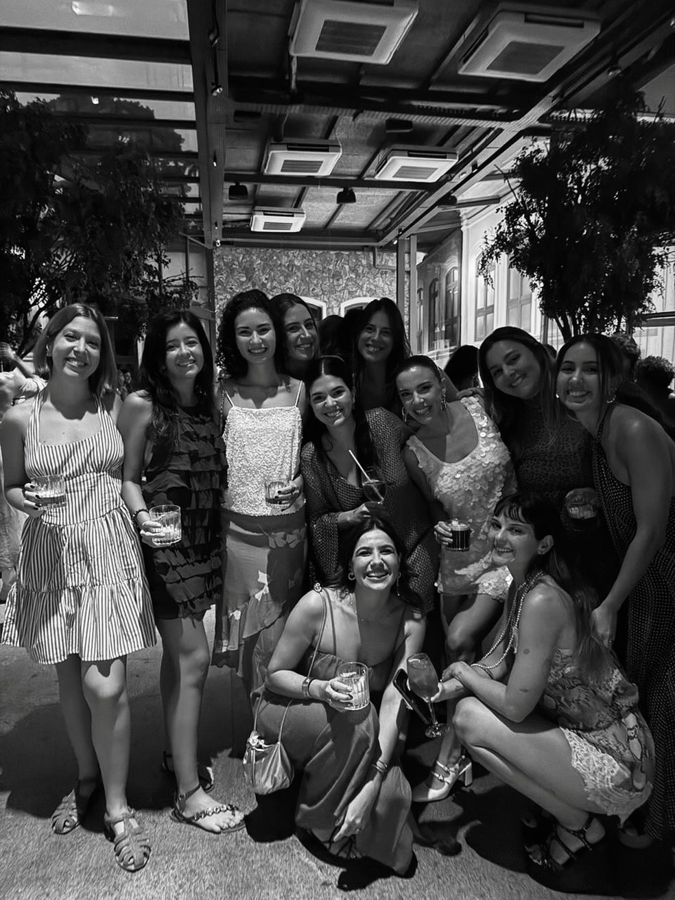 Alice Wegmann dança 'na boquinha da garrafa' e curte muito festa de 30 ...