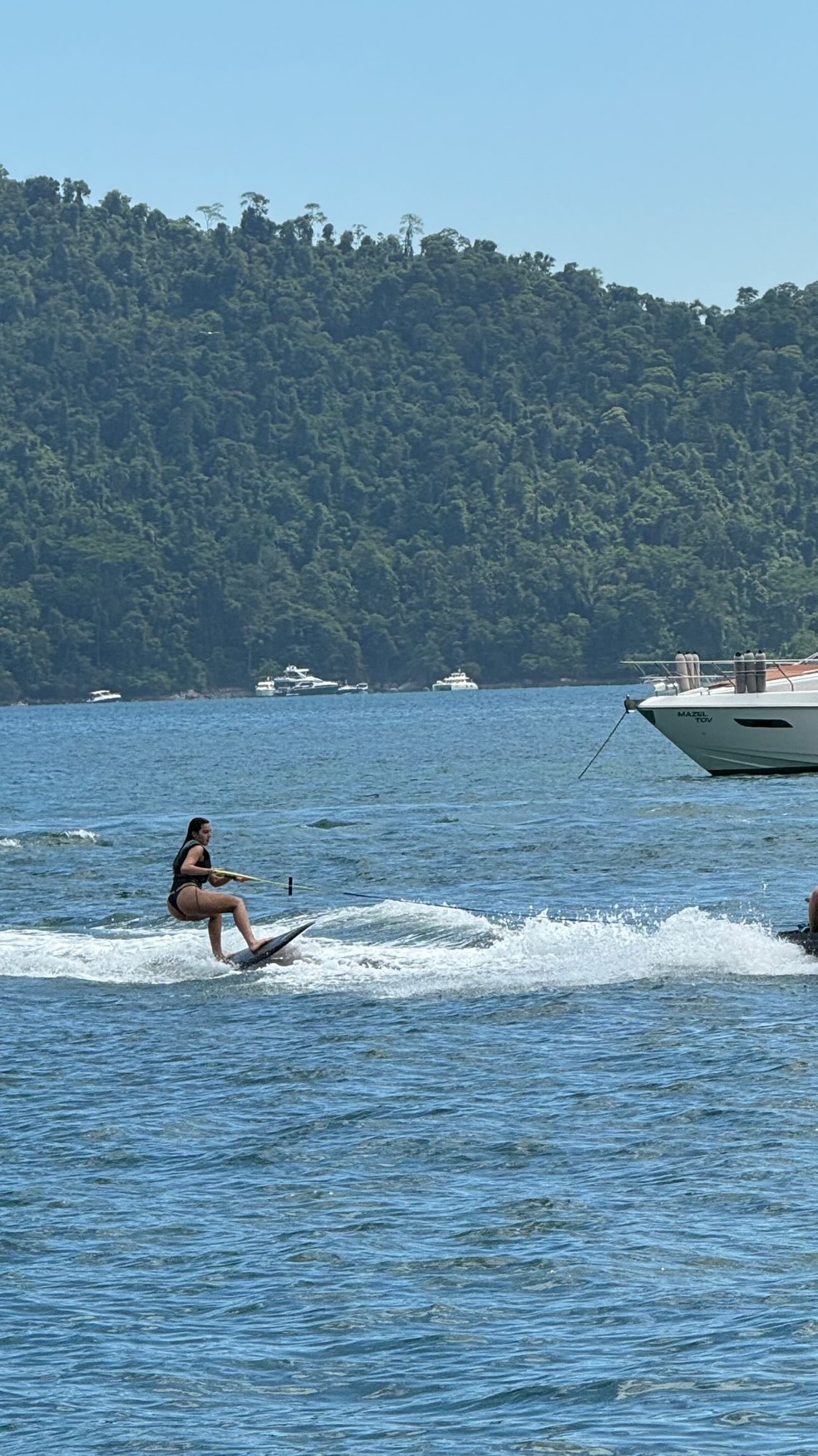 Duda Guerra pratica wakeboard e posa sorridente em prancha após passar ...