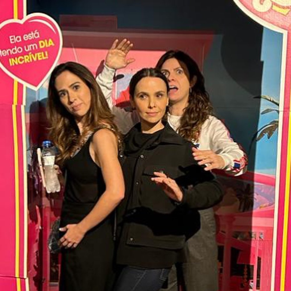 Tata Werneck posa com Débora Falabella dentro de caixa da Barbie ...