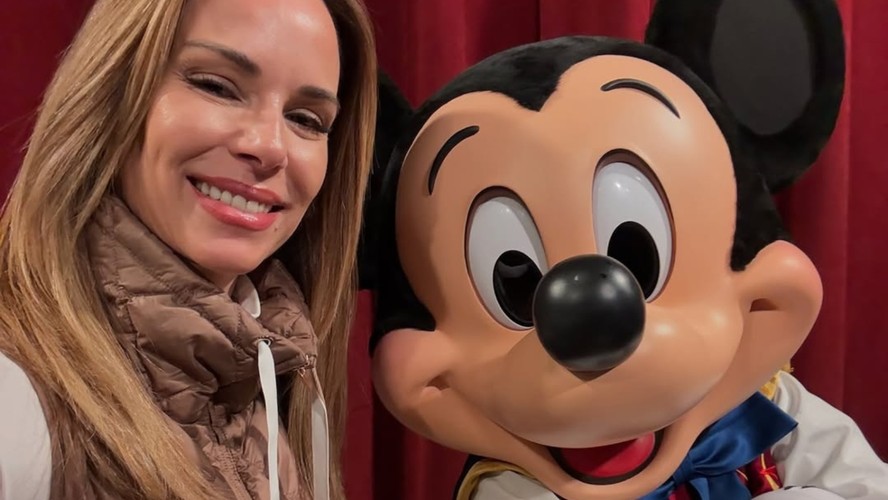 Na Disney, Ana Furtado encontra Mickey e faz referência ao 'BBB'