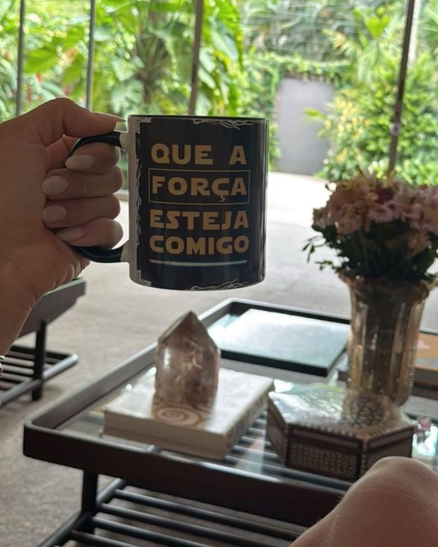 De pijama, Grazi Massafera mostra frases ácidas e brinca: 'Meu humor é ...