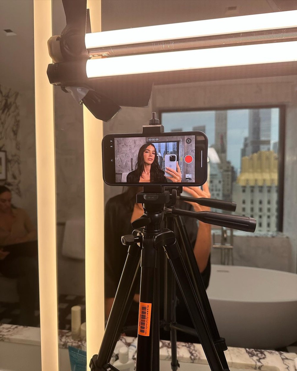 Bruna Marquezine posa com abdômen de fora em clique e coleciona elogios ...