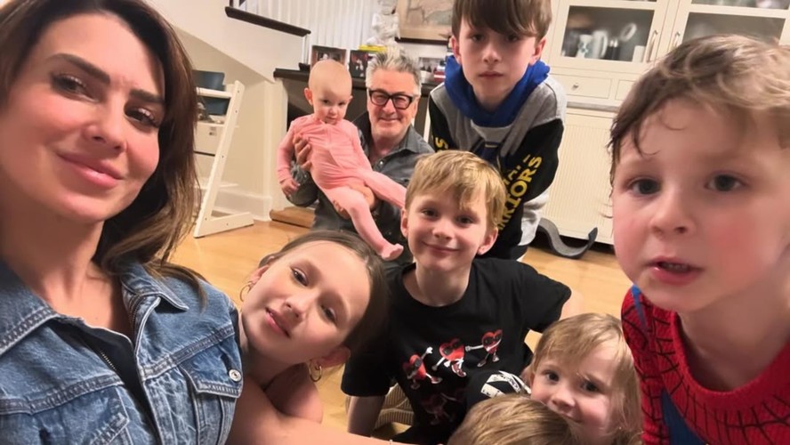 Hilaria Baldwin opta por plástica após gerar 7 filhos do marido, Alec ...