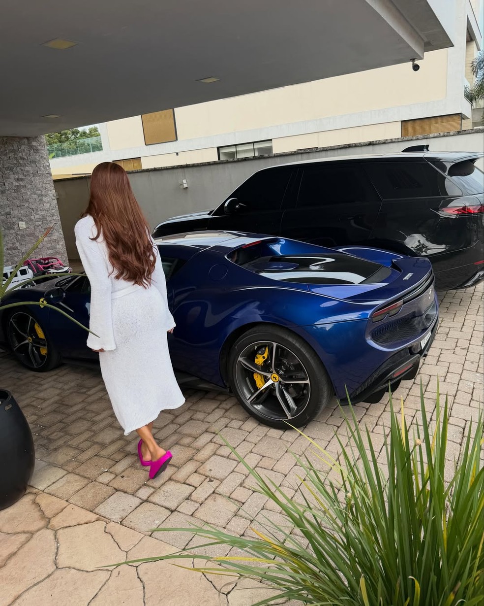 Investimento milionário: Ludmilla posa com carros luxuosos de coleção ...