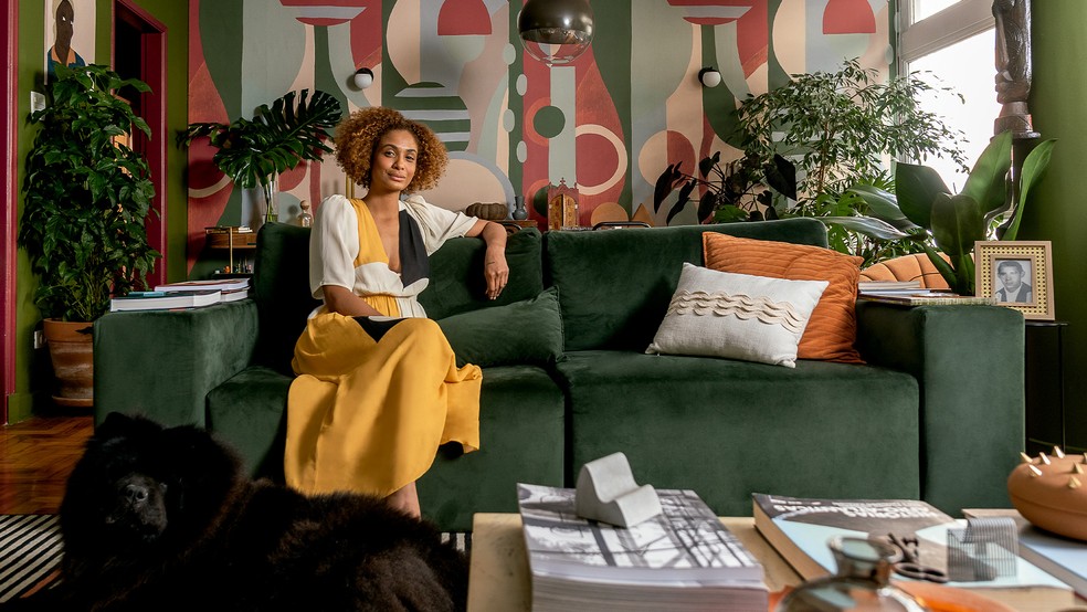 Apartamento de Stephanie Ribeiro tem ares de interior e cores vibrantes