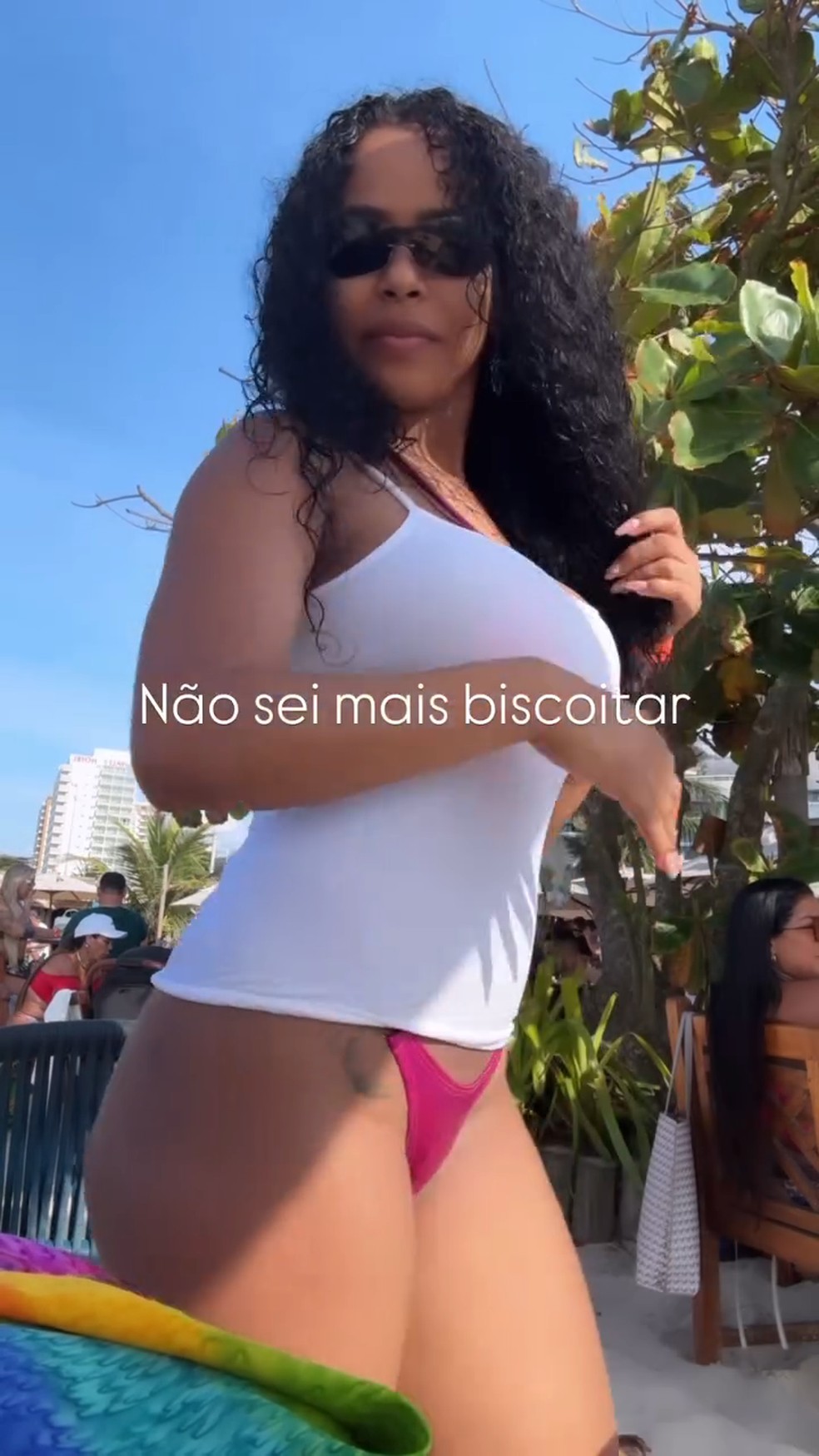 Lorena Maria posa de regata e biquíni com MC Daniel e brinca: 'Não sei mais biscoitar'