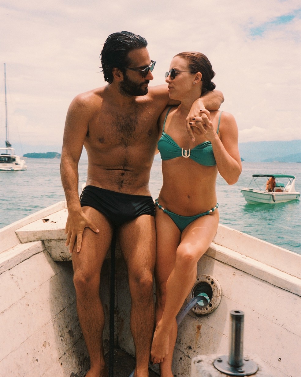 Alice Wegmann posa com Humberto Carrão nos bastidores de 'Vale Tudo'