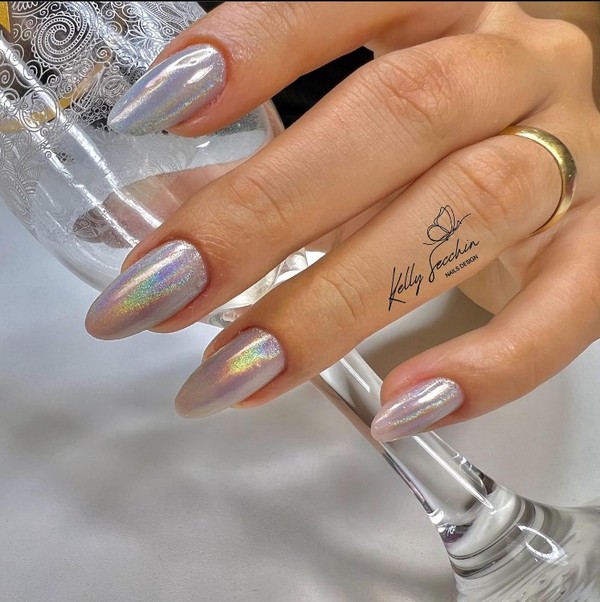 Unhas decoradas em prata: o efeito espelhado que merece a sua atenção