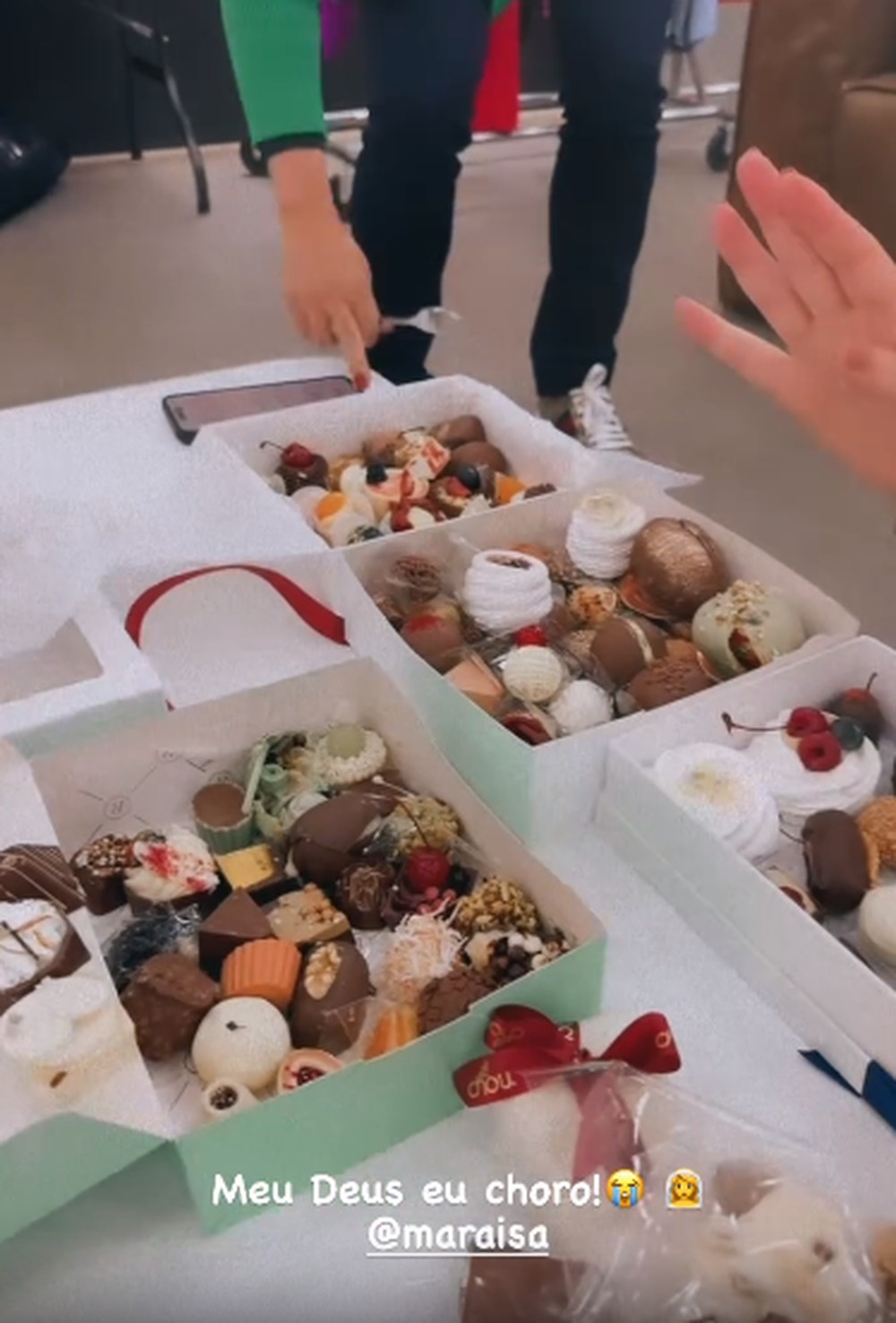 Maiara ajuda Maraísa a escolher docinhos do casamento: 'Tô aqui quase chorando'