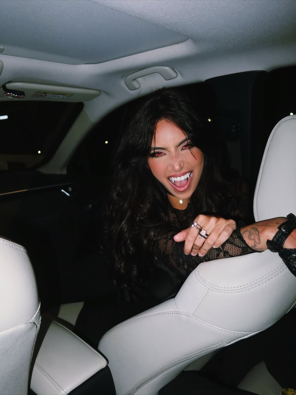 De vampira, Vanessa Lopes faz sucesso com ensaio de fotos no carro