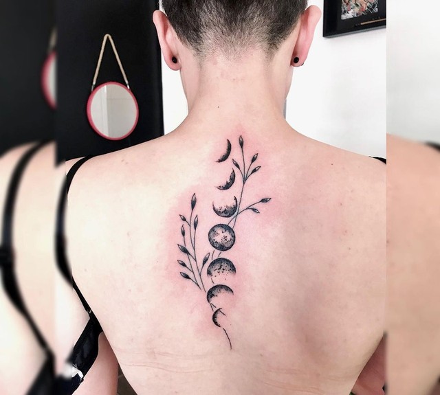 Tatuagem feminina nas costas com as fases da lua: inspire-se no poder do ciclo lunar