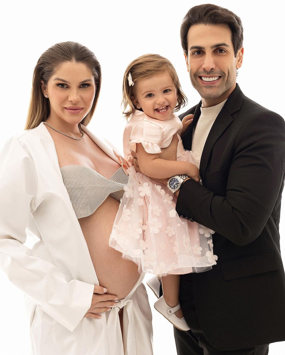 Bárbara Evans posa com a família em ensaio de gravidez e aparência ...