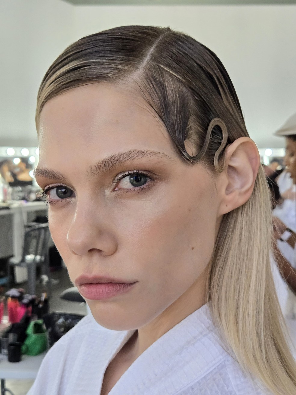 Tons terrosos e ondas esculpidas com gel: Lenny Niemeyer traz desfile ...