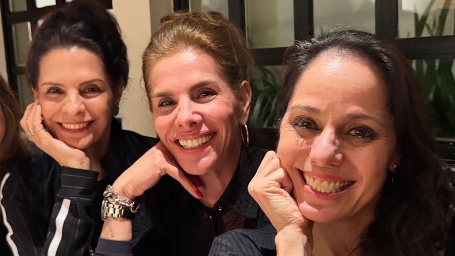 Claudia Mauro, Helena Fernandes e Helena Ranaldi se encontram em jantar ...