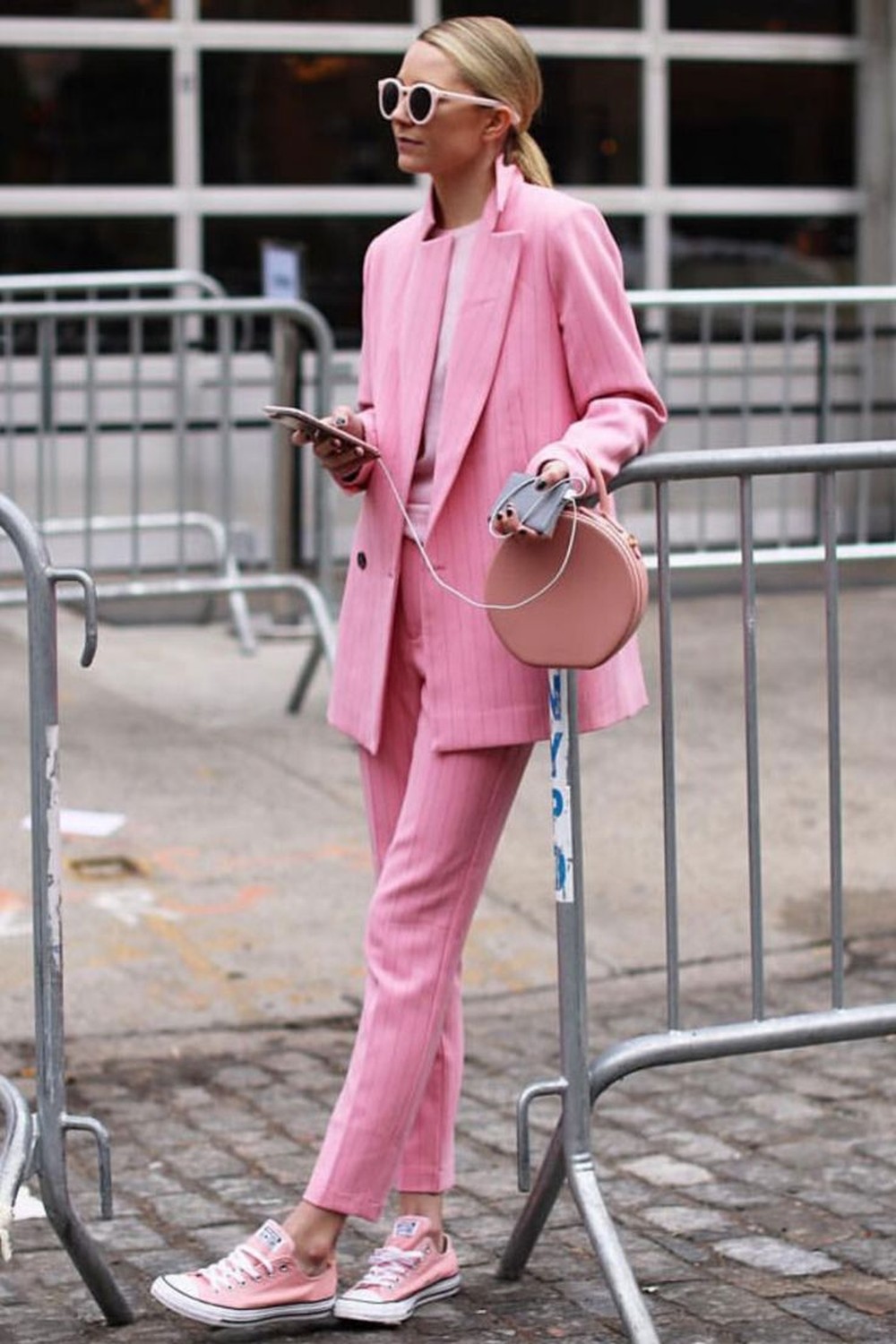 25 Looks com tênis que provam que ele pode sim ser usado em diferentes ...