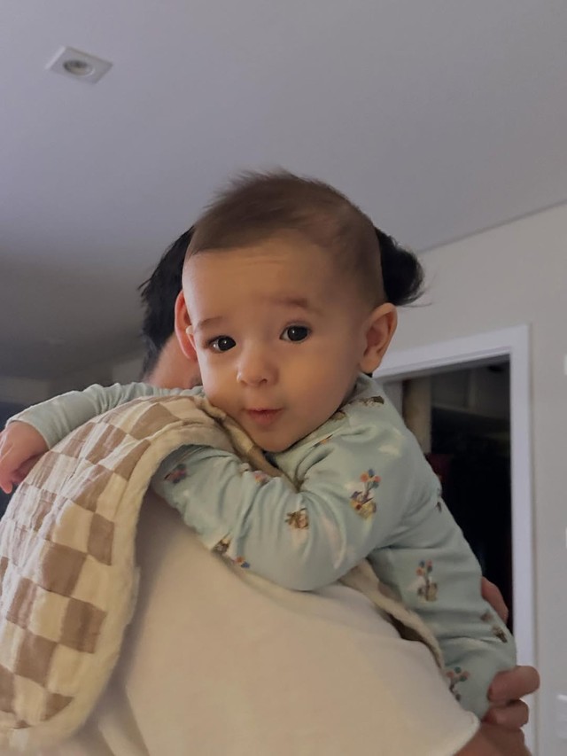 Dani Calabresa exibe novas fotos de seu primeiro filho: 'Mais lindo e doce'