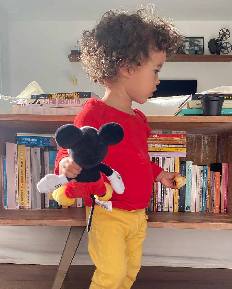 Nanda Costa mostra rotina matinal com as filhas gêmeas e semelhança ...