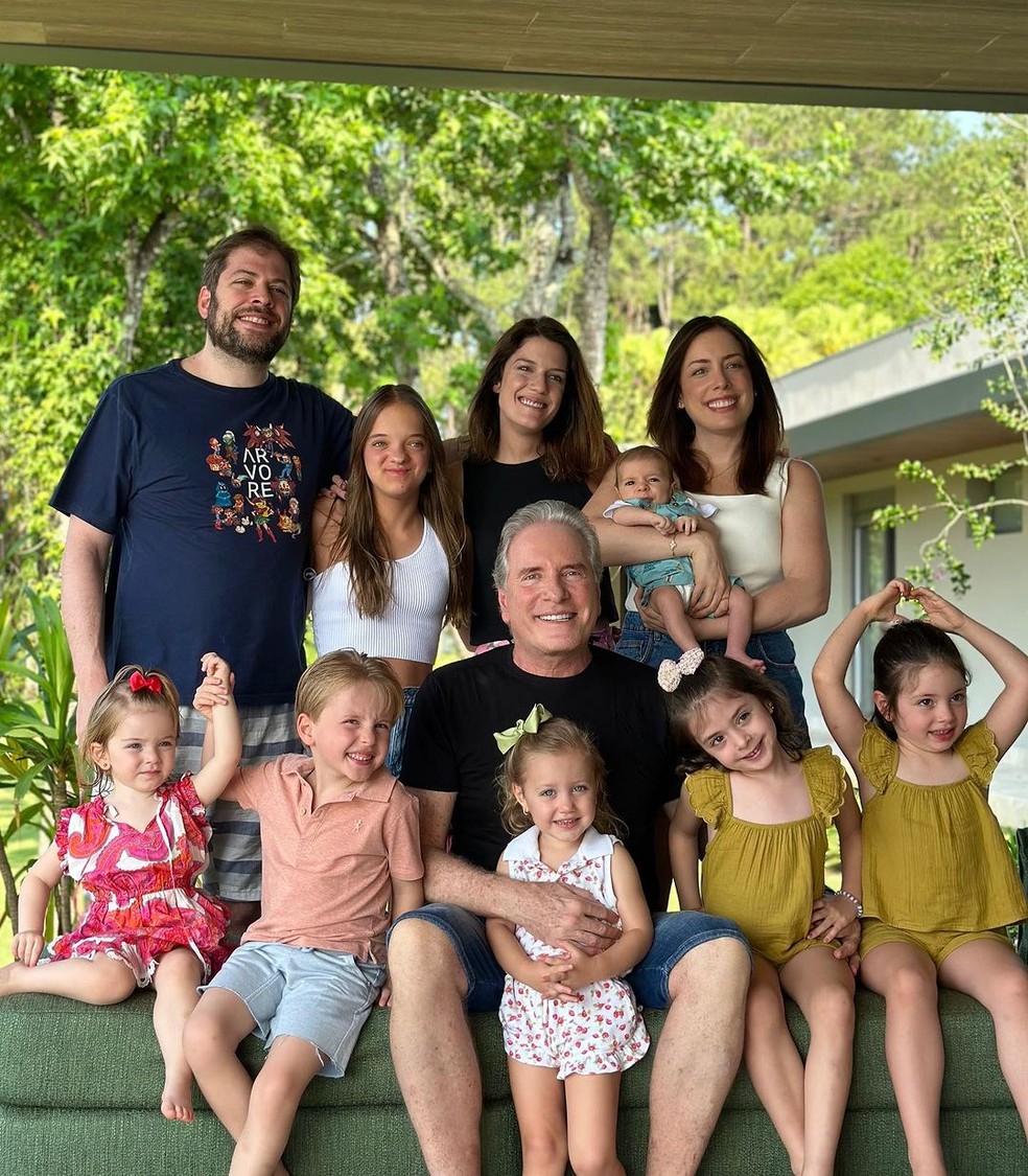 Roberto Justus surge rodeado pelos filhos e netos em foto na web ...