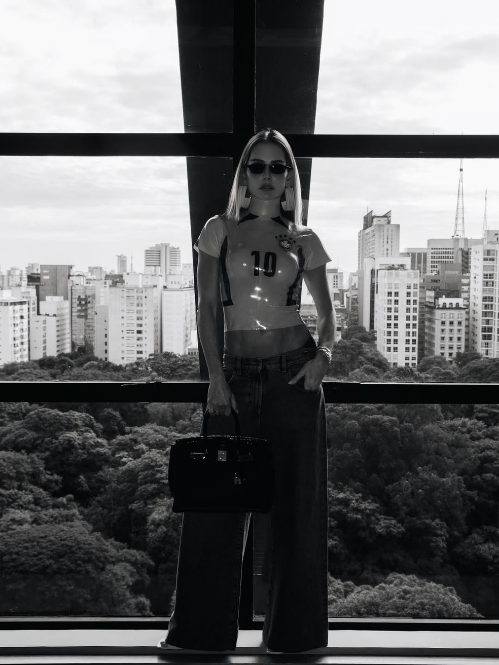 Deborah Secco ativa modo torcedora e aposta em look com 'camisa 10' em ...