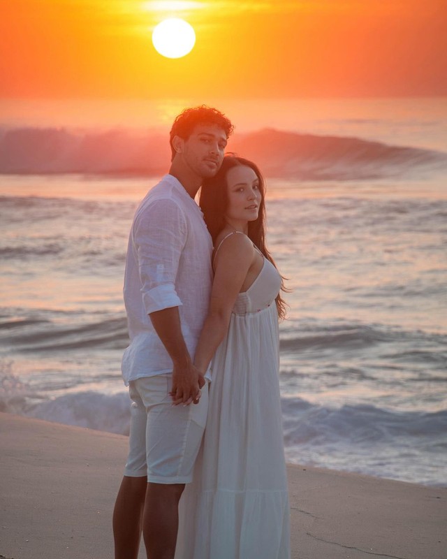Larissa Manoela combina look com André Luiz Frambach em cliques na praia