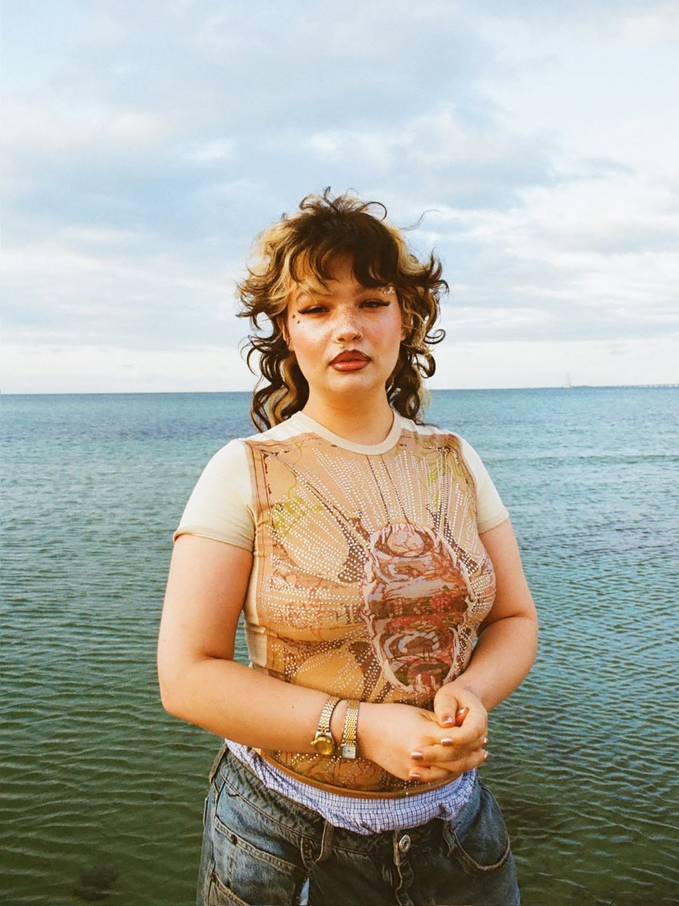 Lola Young, jovem promessa do pop, desmaia durante festival em Nova ...