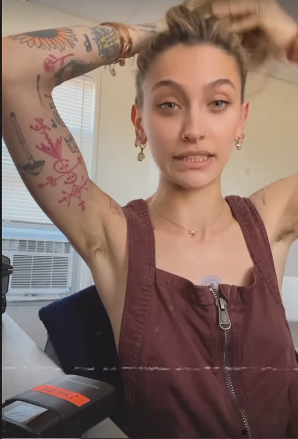 Paris Jackson rebate críticas por aparecer com pelos na axila em vídeo ...