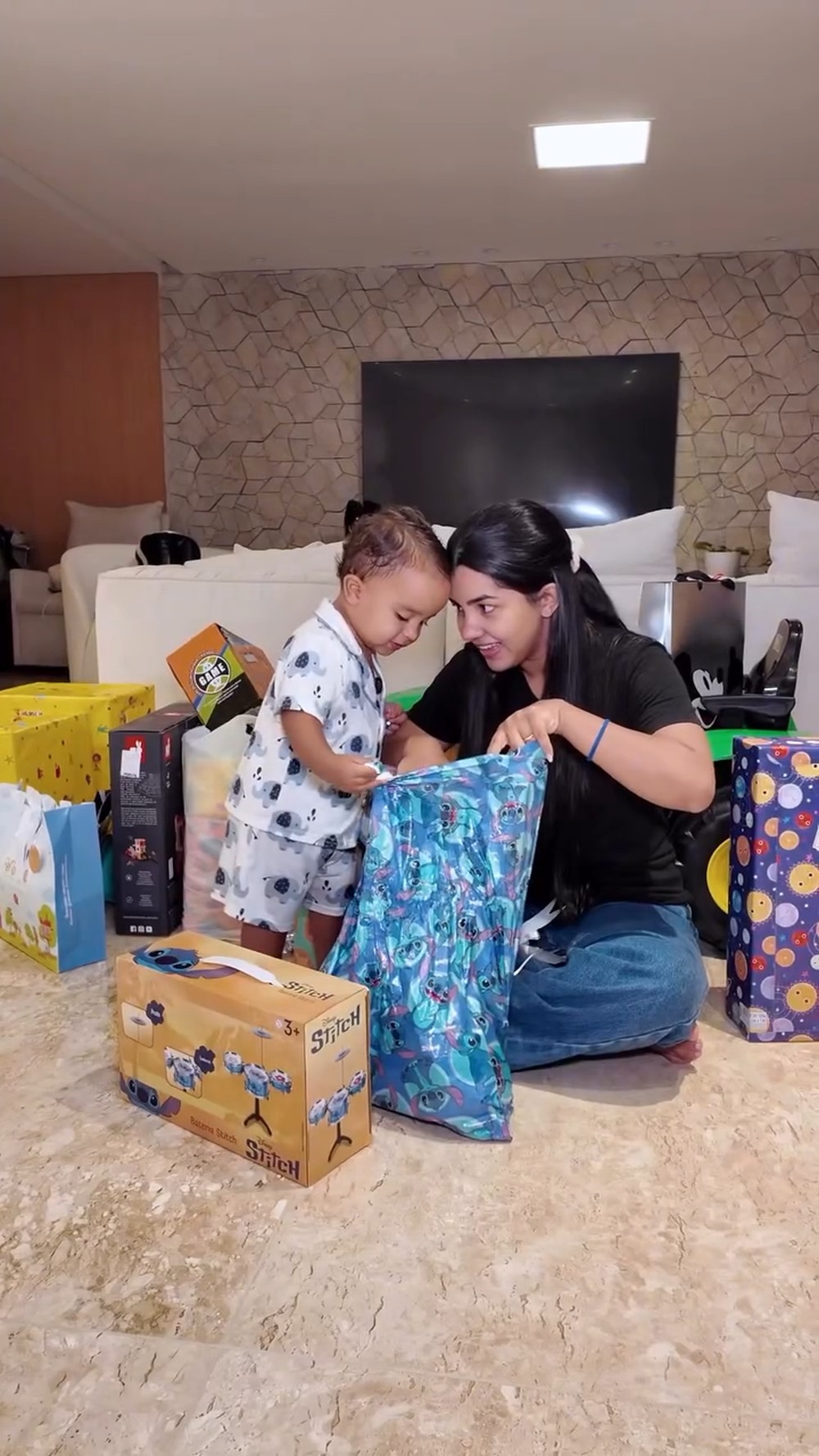 Ary Mirelle mostra presentes que filho com João Gomes ganhou em ...
