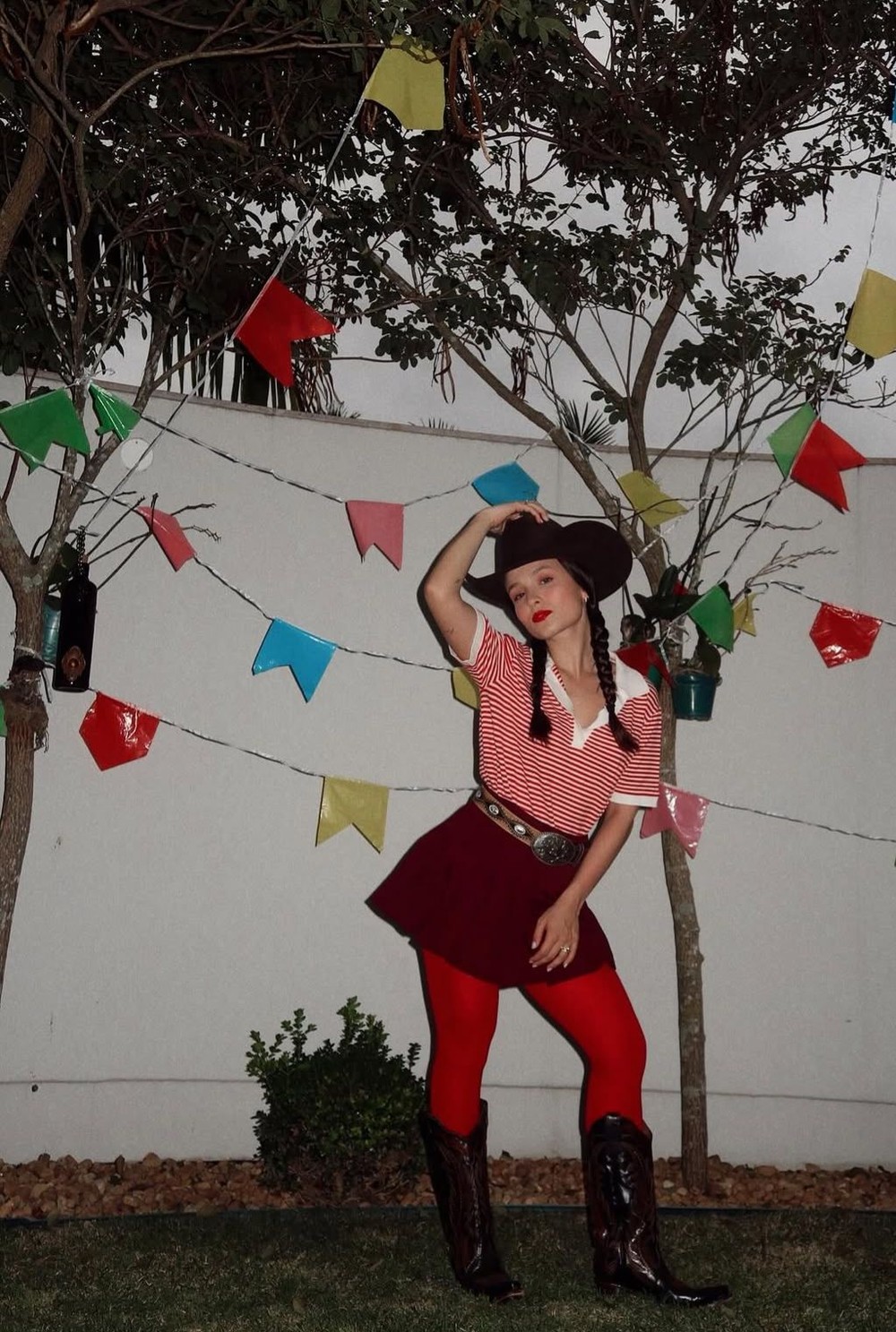 Larissa Manoela abre álbum de fotos de arraial em casa