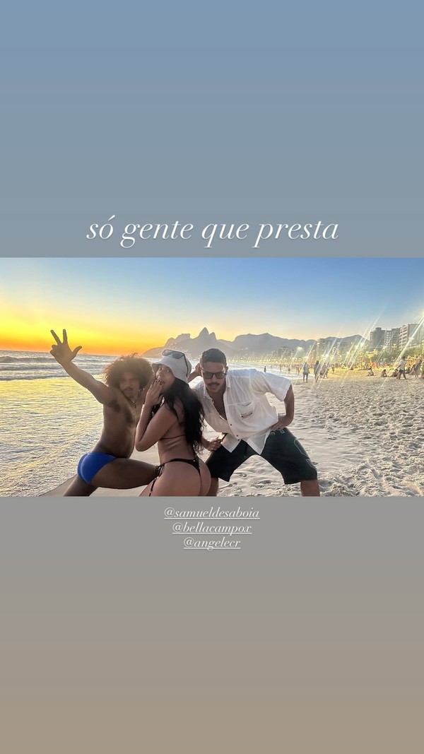 Bella Campos curte dia de praia ao lado de amigos: 'Só gente que presta'