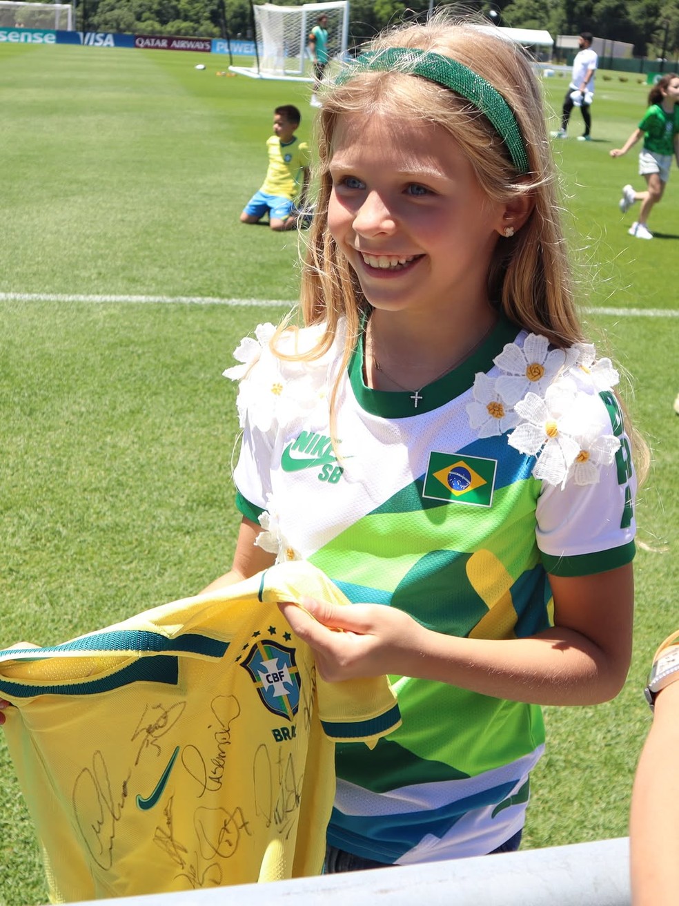 Mulher de Alisson, Natália Becker e os filhos assistem ao treino do ...