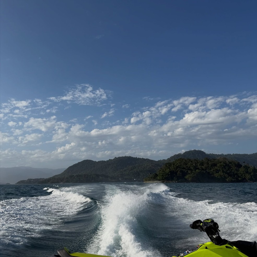 Biquíni, praia, mar e sol: Dua Lipa publica cliques vivendo o 'jeito carioca'