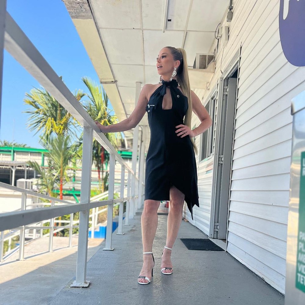 Danielle Winits escolhe vestido com recorte lateral e sandália de salto ...