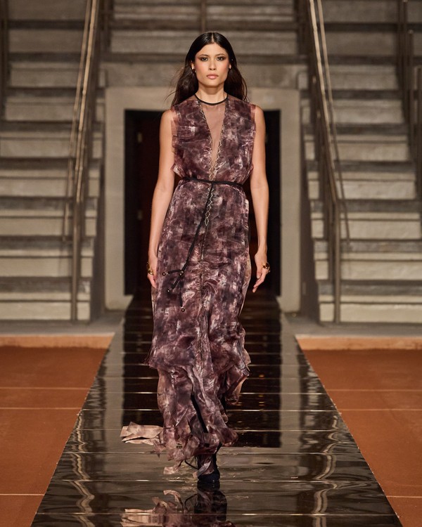 O desfile impactante da marca De Goeye, na Arena Pacaembu, em São Paulo ...